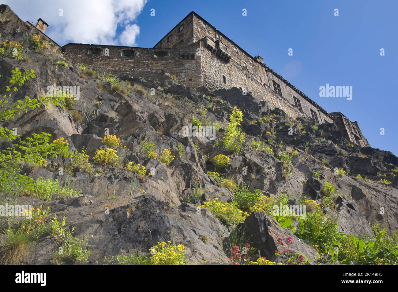 edinburgh castle perched high above the city on a granite cliff Stock ...