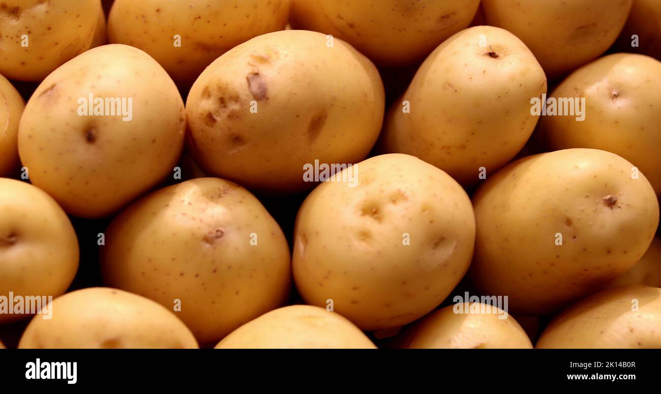 Pile of potatoes gathered together at grocery on display Stock Photo ...