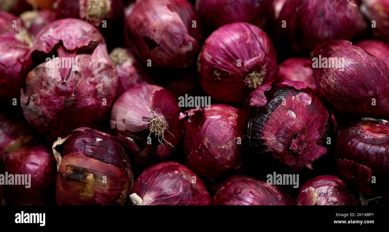 Onions at grocery store piled together on display Stock Photo - Alamy