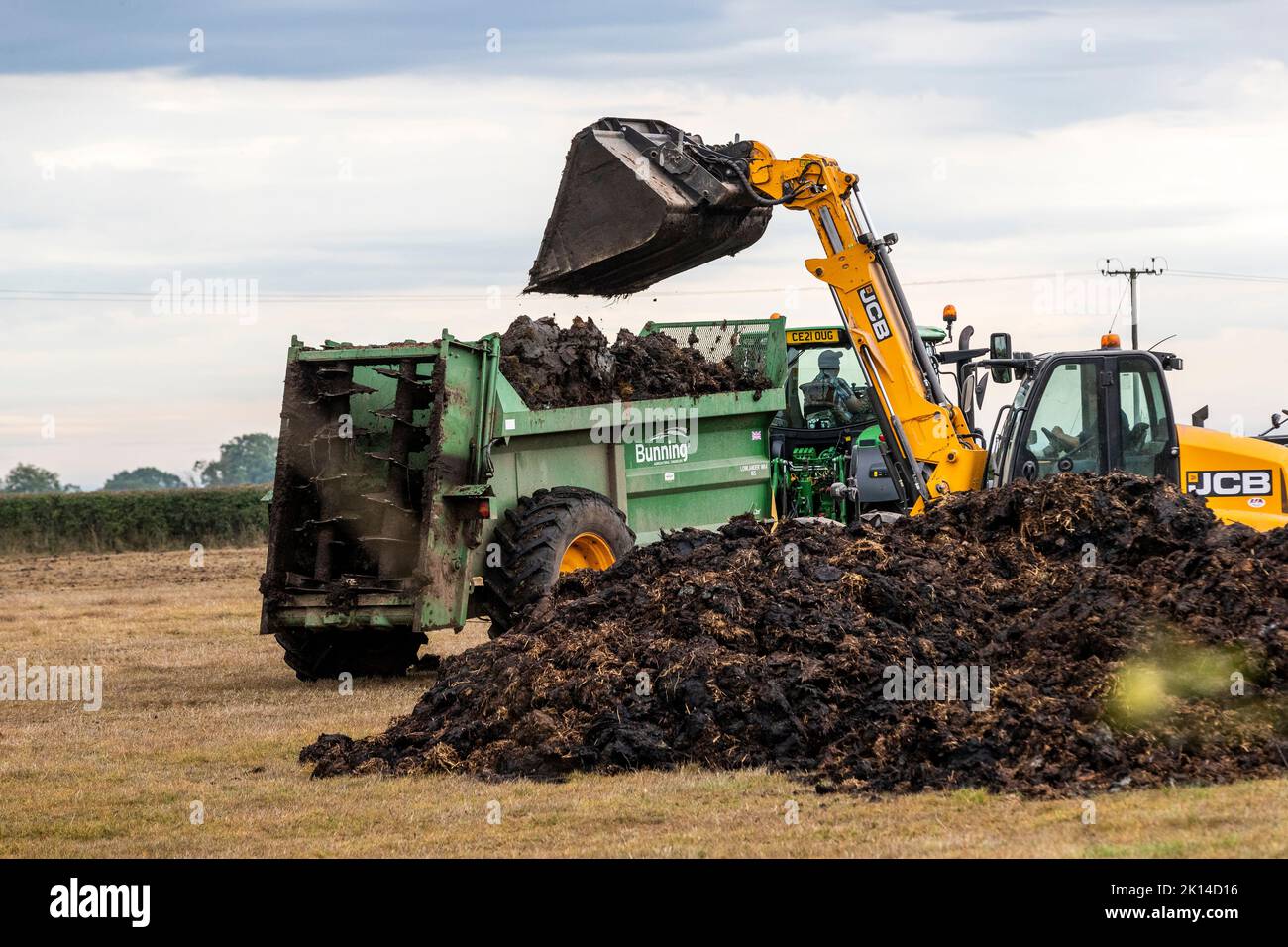Modern agriculture. Muck spreading prior to ploughing Stock Photo - Alamy