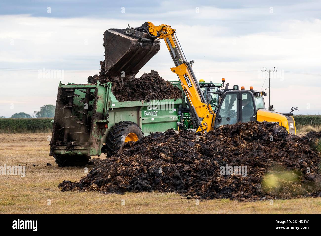 Modern agriculture. Muck spreading prior to ploughing Stock Photo - Alamy