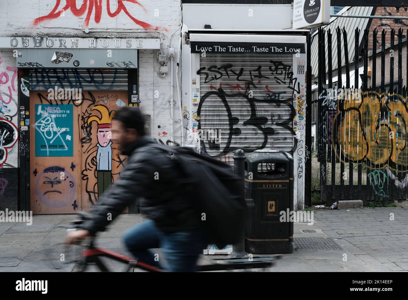 London brick lane cyclist hi-res stock photography and images - Alamy