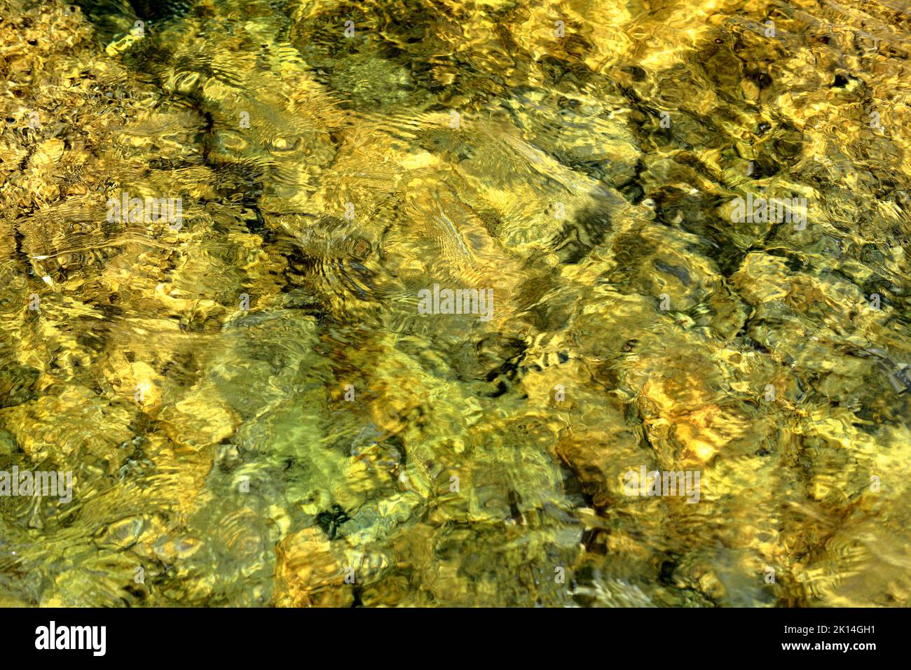 Optical effect of light diffraction on the moving water Stock Photo - Alamy