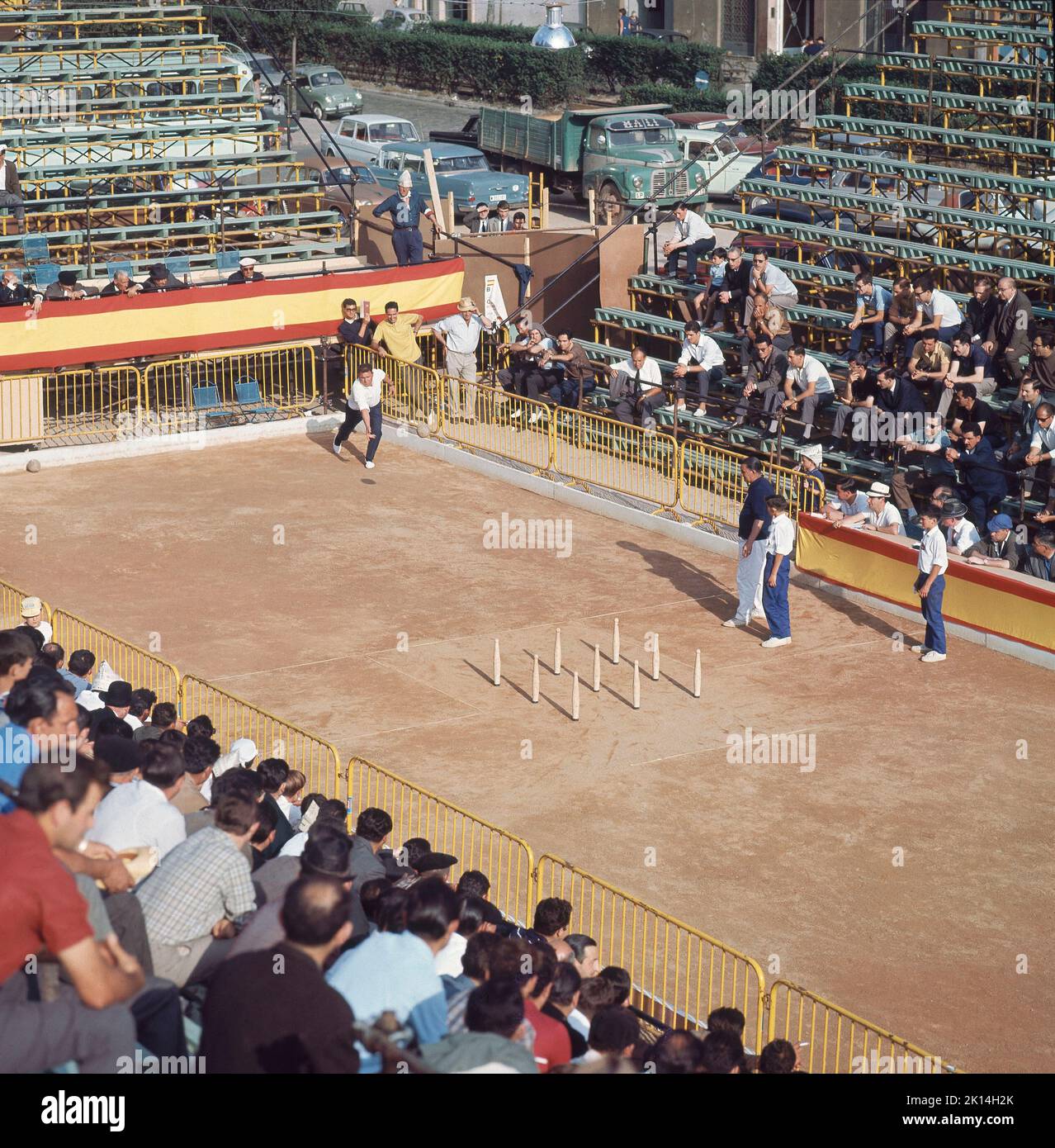 JUGANDO A LOS BOLOS - FOTO AÑOS 60. Location: CAMPEONATO DE BOLOS ...