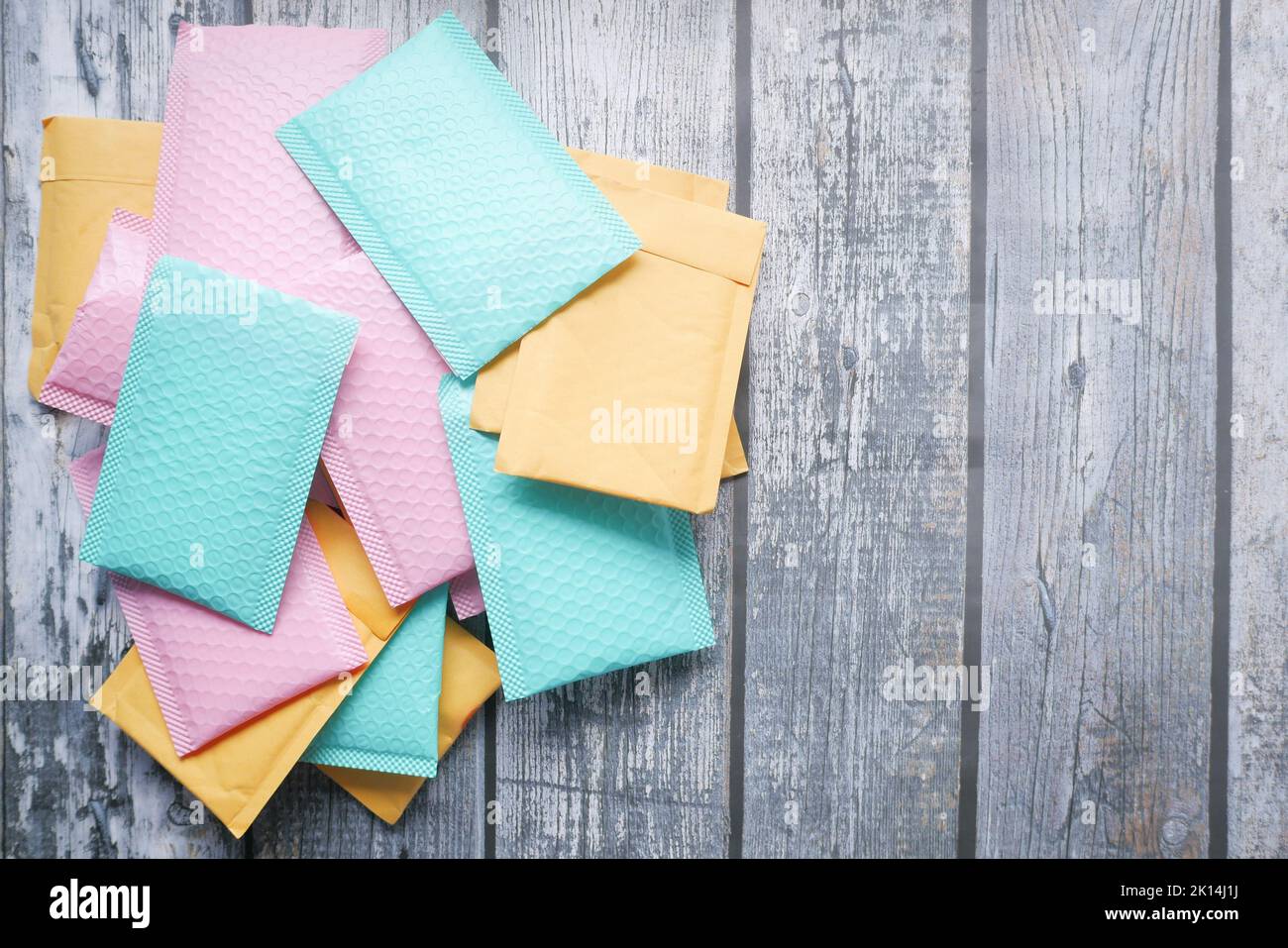 Envelope on table hi-res stock photography and images - Alamy