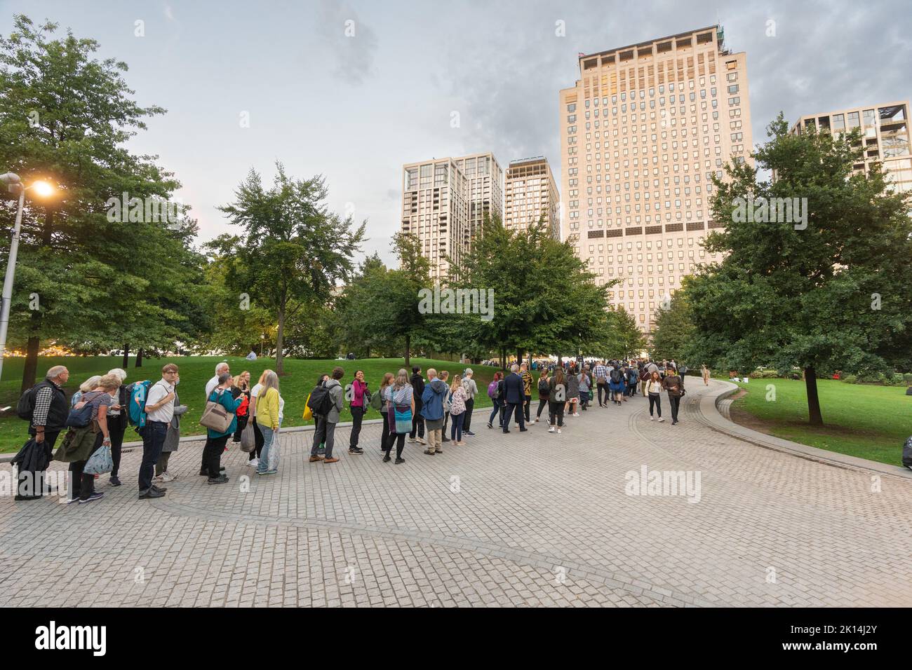 Queue for Her Majesty The Queen's Lying-in-State Stock Photo - Alamy
