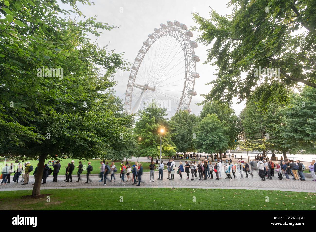 Queue for Her Majesty The Queen's Lying-in-State Stock Photo - Alamy