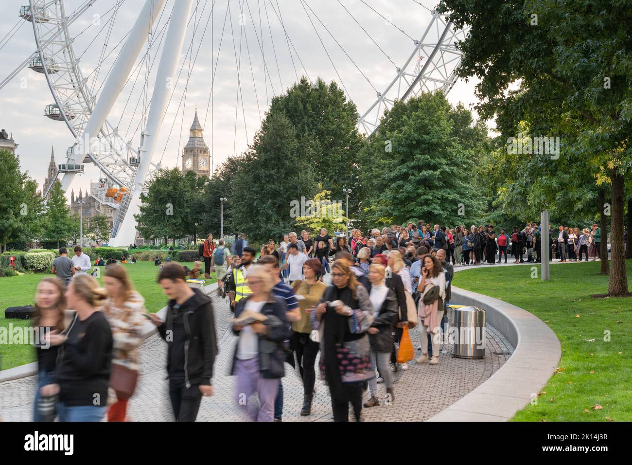 Queue for Her Majesty The Queen's Lying-in-State Stock Photo - Alamy