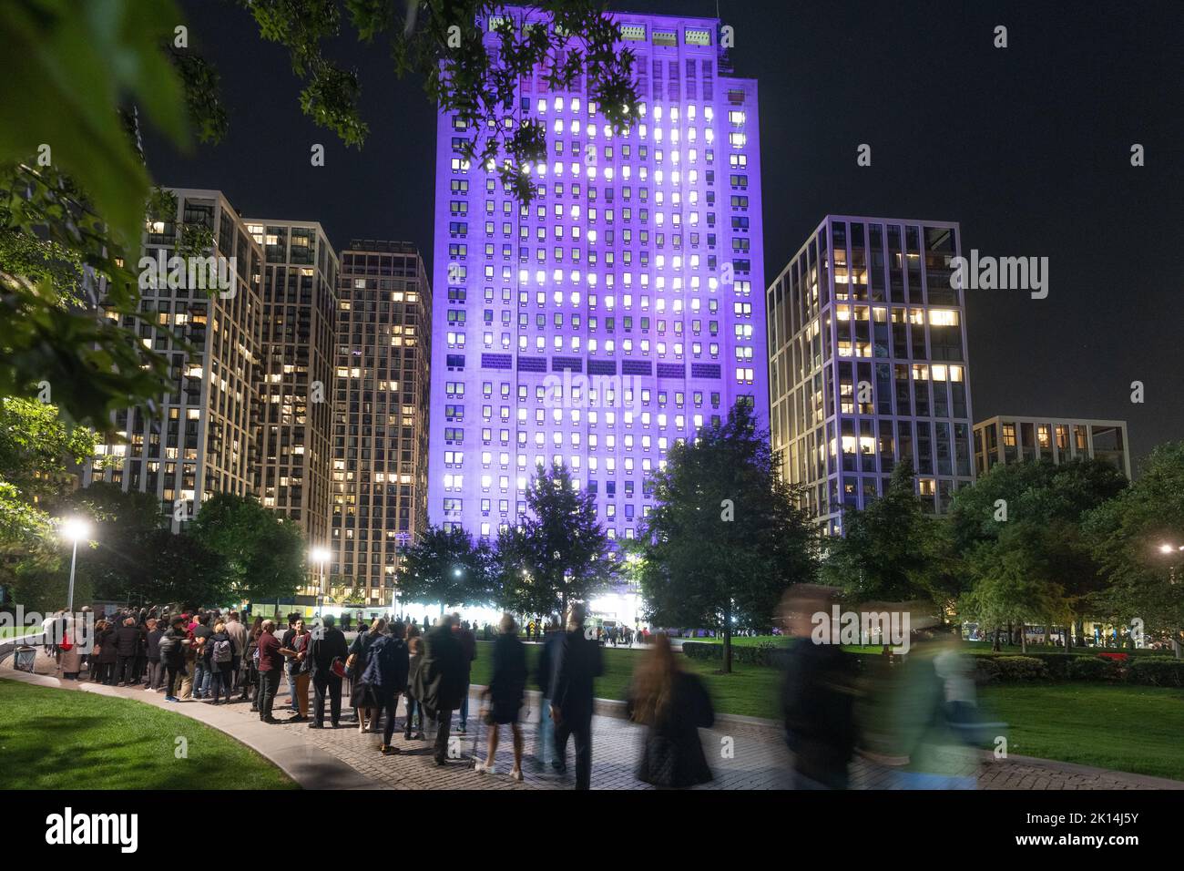 Queue for Her Majesty The Queen's Lying-in-State Stock Photo - Alamy