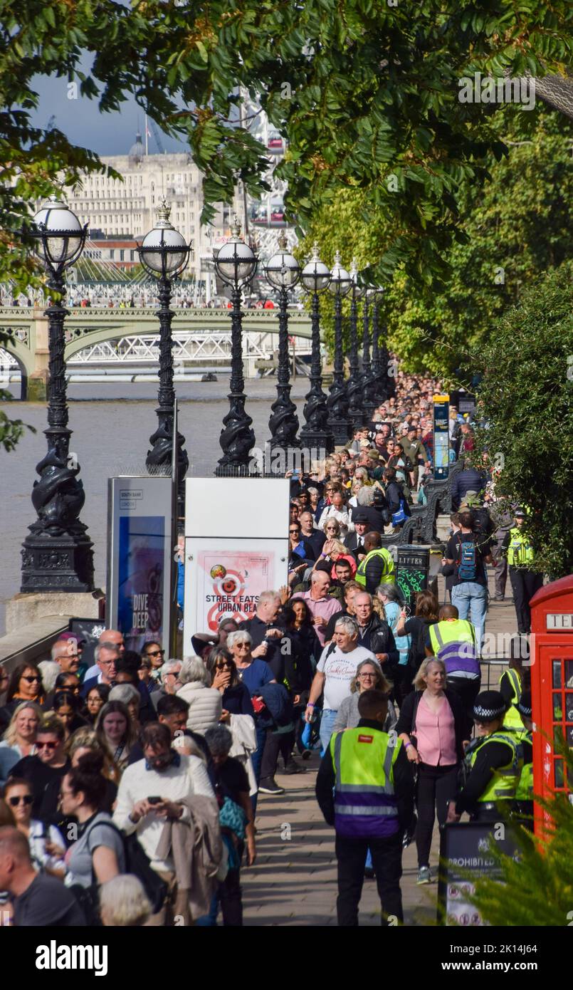 London, UK. 15th Sep, 2022. People wait in line at the start of the ...