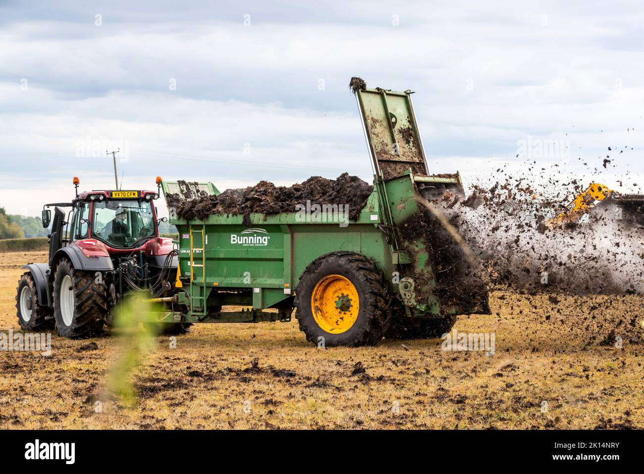 Modern agriculture. Muck spreading prior to ploughing Stock Photo - Alamy