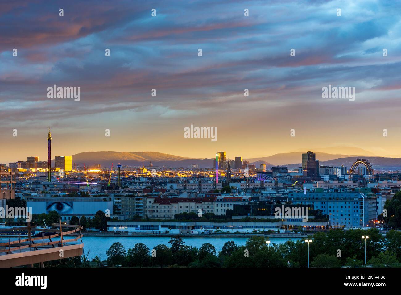 Wien, Vienna: last sunlight at river Donau (Danube), amusement park ...