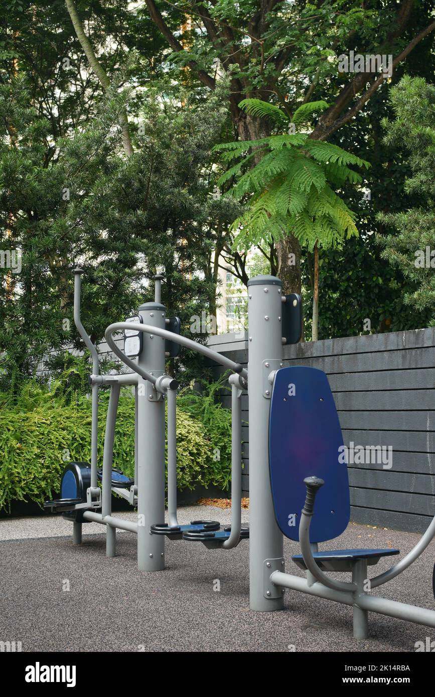 Outdoor fitness machines in a park in singapore Stock Photo - Alamy