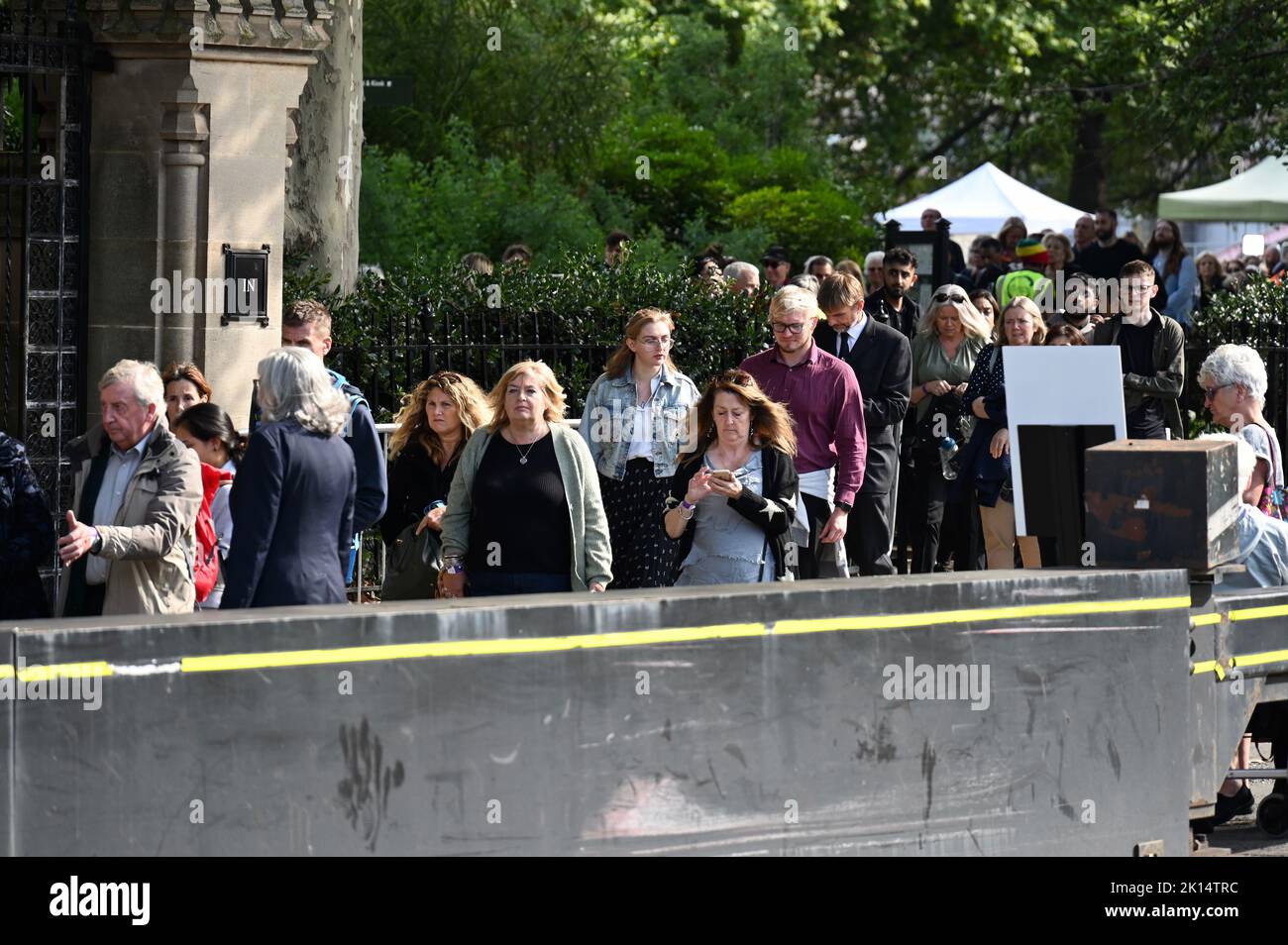 Queen mourn queue hi-res stock photography and images - Alamy