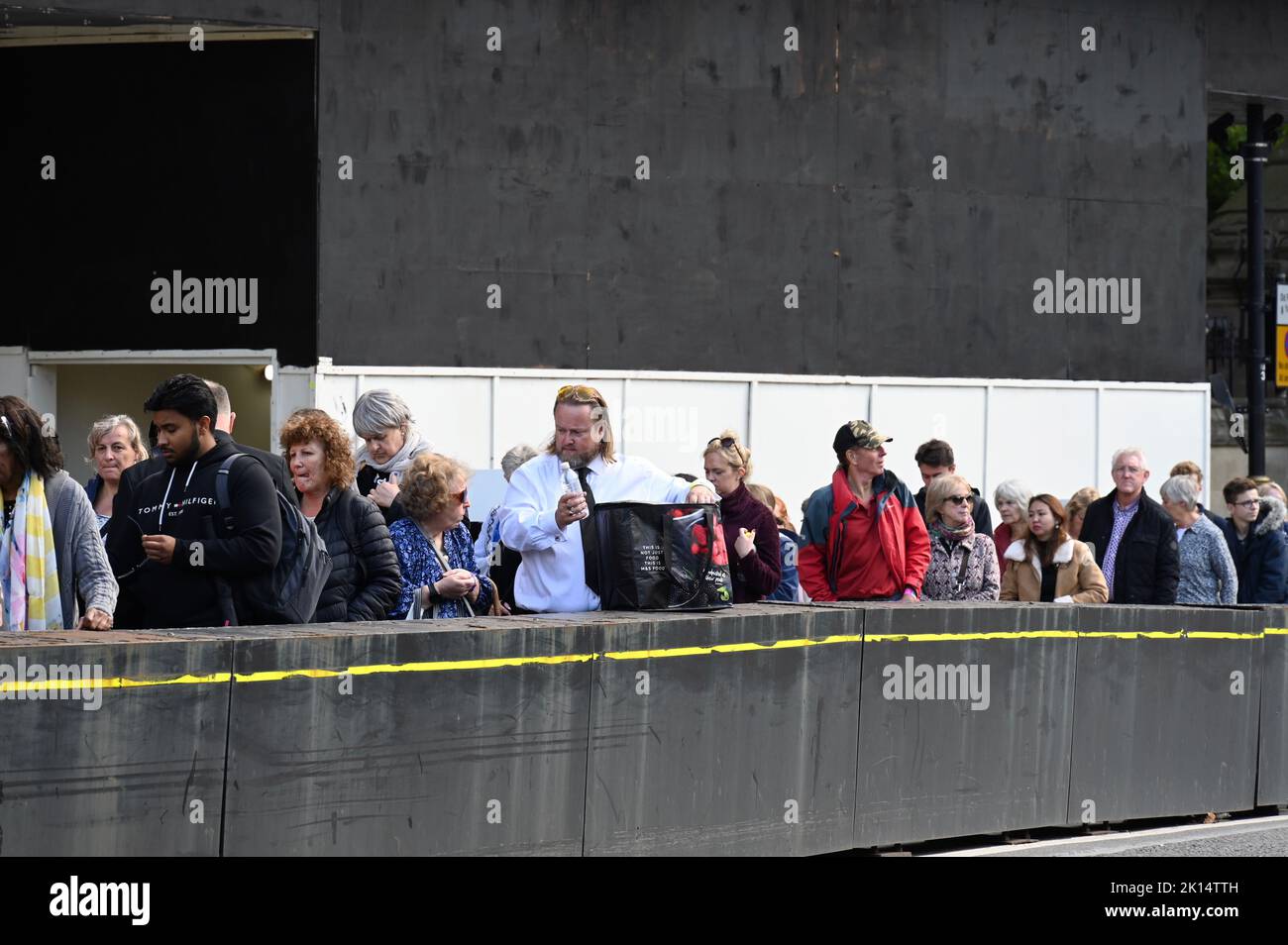 Queen mourn queue hi-res stock photography and images - Alamy