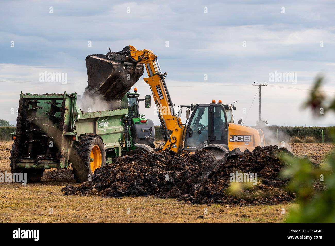 Modern agriculture. Muck spreading prior to ploughing Stock Photo - Alamy