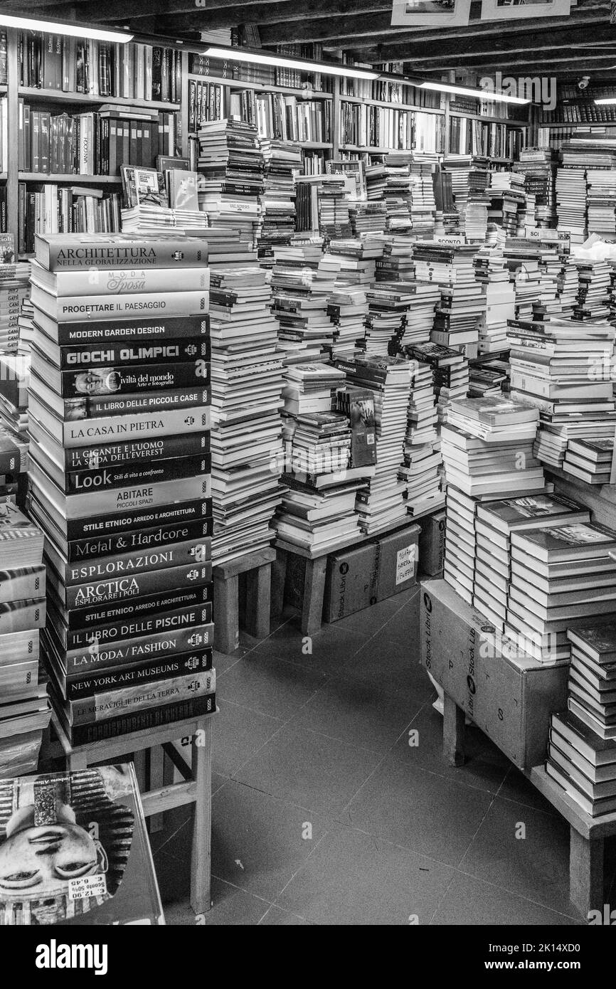 Libreria Bertoni Bookshop, Venice, Italy. Black & White Stock Photo - Alamy
