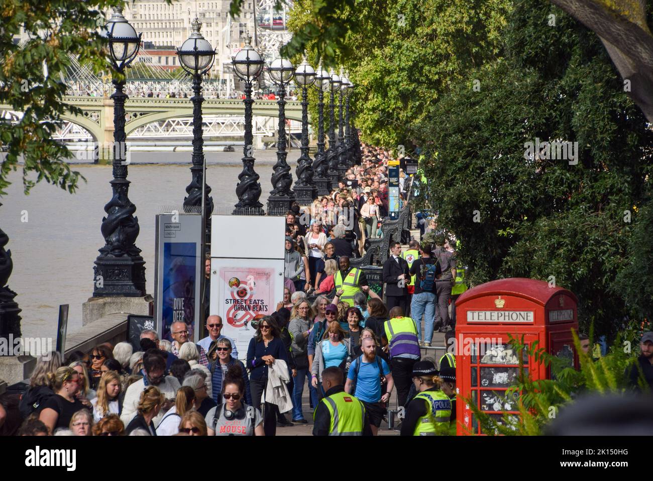 London, UK. 15th Sep, 2022. Mourners wait in a line at the start of the ...