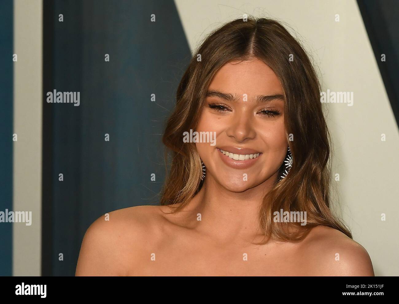 Hailee Steinfeld attends the 2022 Vanity Fair Oscar Party hosted by ...