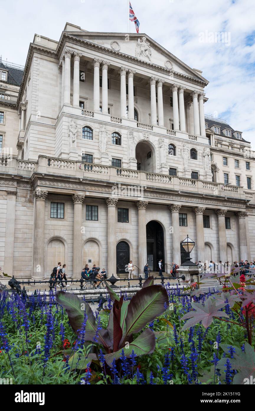 Main exterior facade of The Bank of England on Threadneedle Street ...