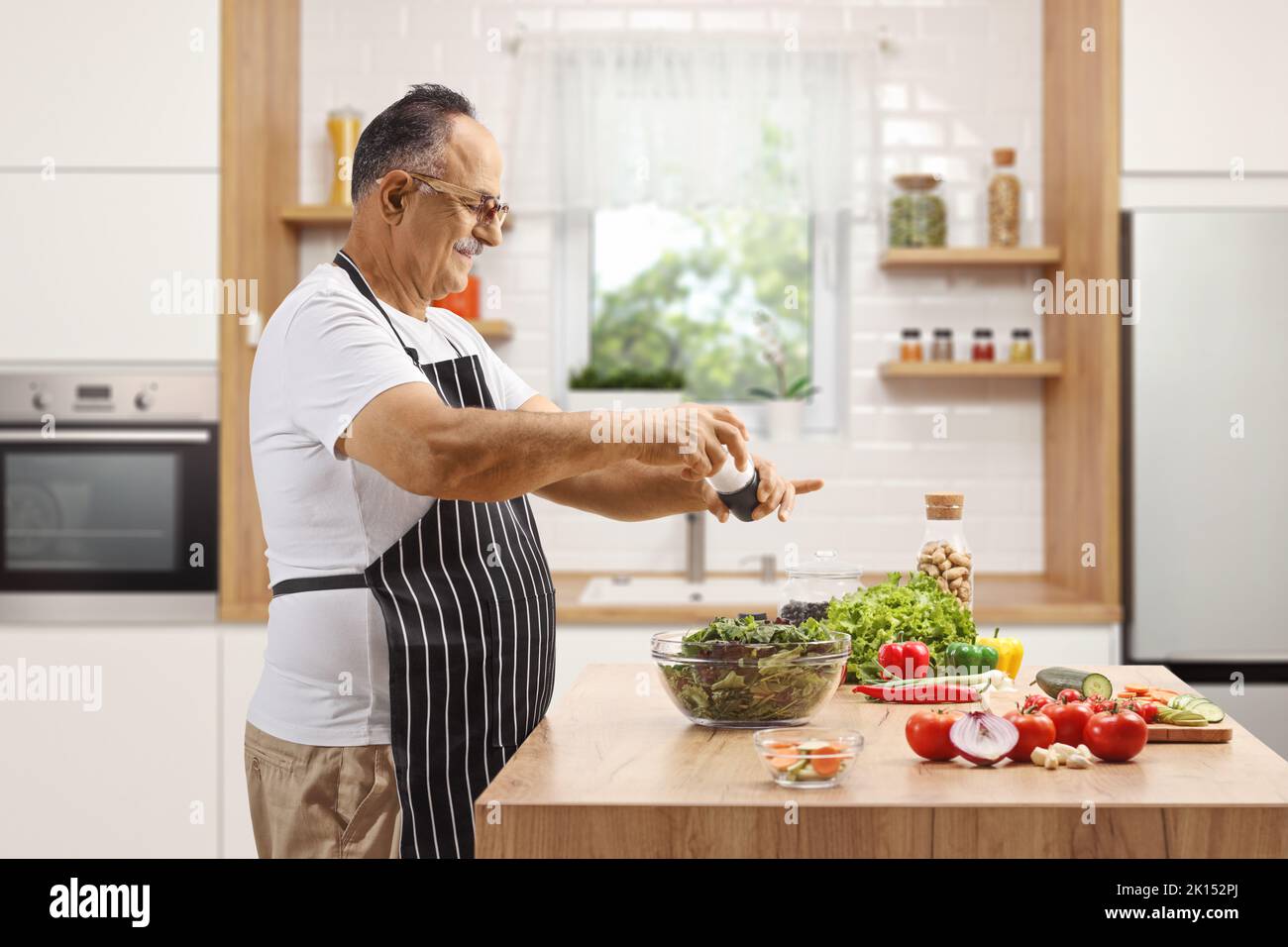 Seasoning fresh salad salt pepper hi-res stock photography and images ...