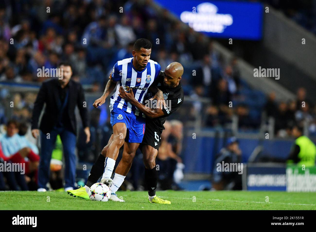 Wenderson Galeno do Porto disputa o lance com Denis Odoi do Club Brugge ...