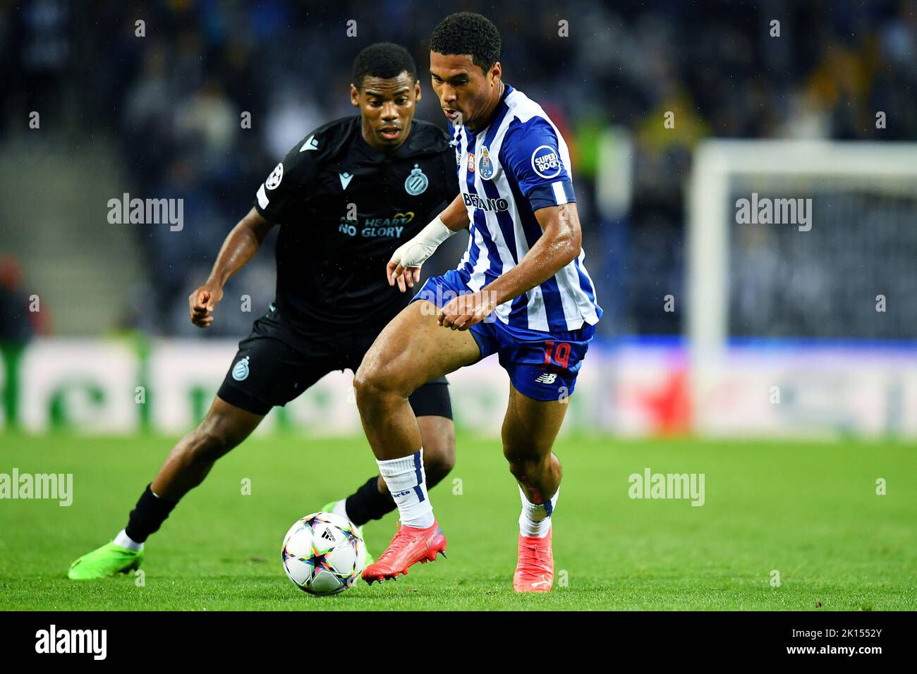 Danny Namaso do Porto disputa o lance com Raphael Onyedika do Club ...