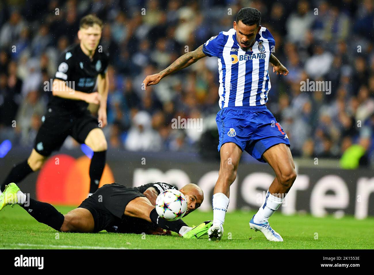 Wenderson Galeno do Porto disputa o lance com Denis Odoi do Club Brugge ...