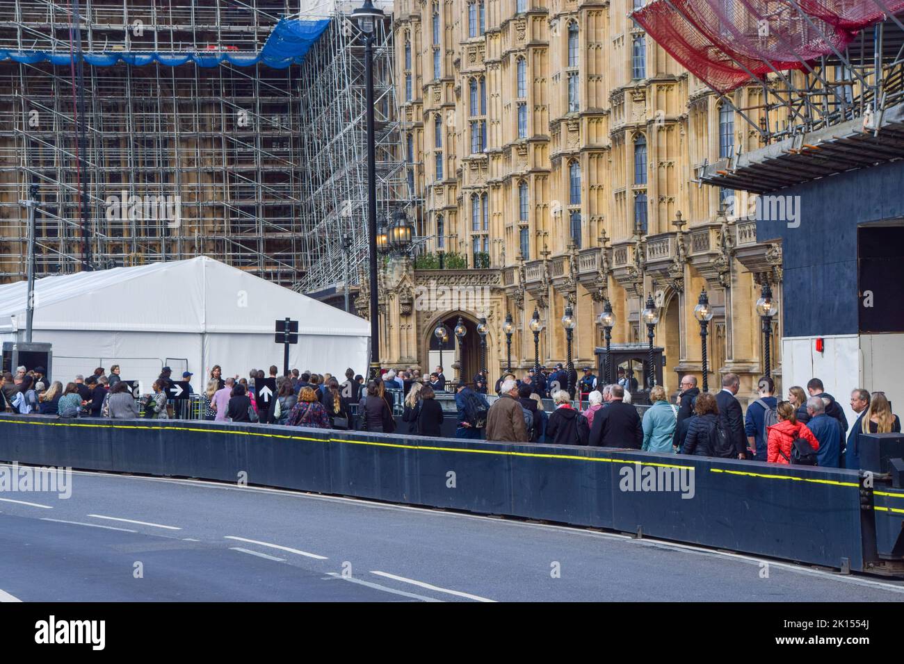 London, UK. 15th Sep, 2022. People wait in line outside the Palace of ...