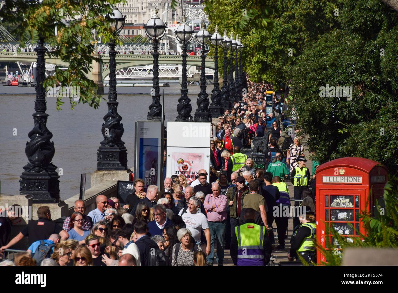 London, UK. 15th Sep, 2022. People wait in line at the start of the ...