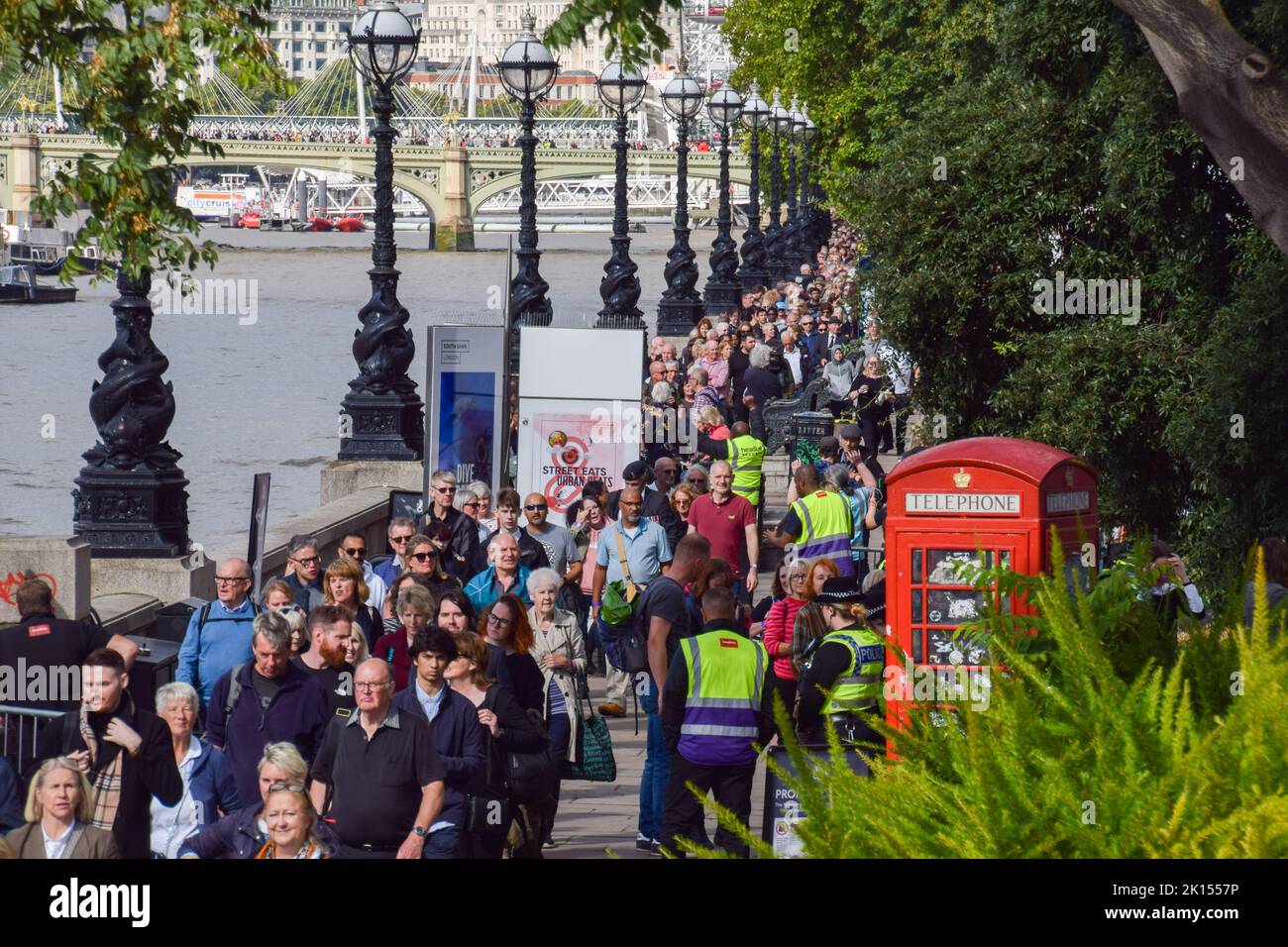 London, UK. 15th Sep, 2022. People wait in line at the start of the ...