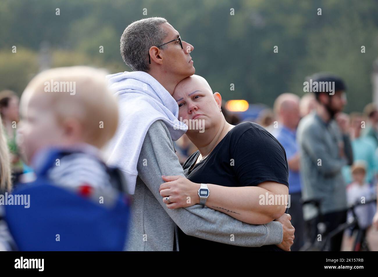 London UK 11th September 2022. Couple outside Buckingham Palace mourn ...