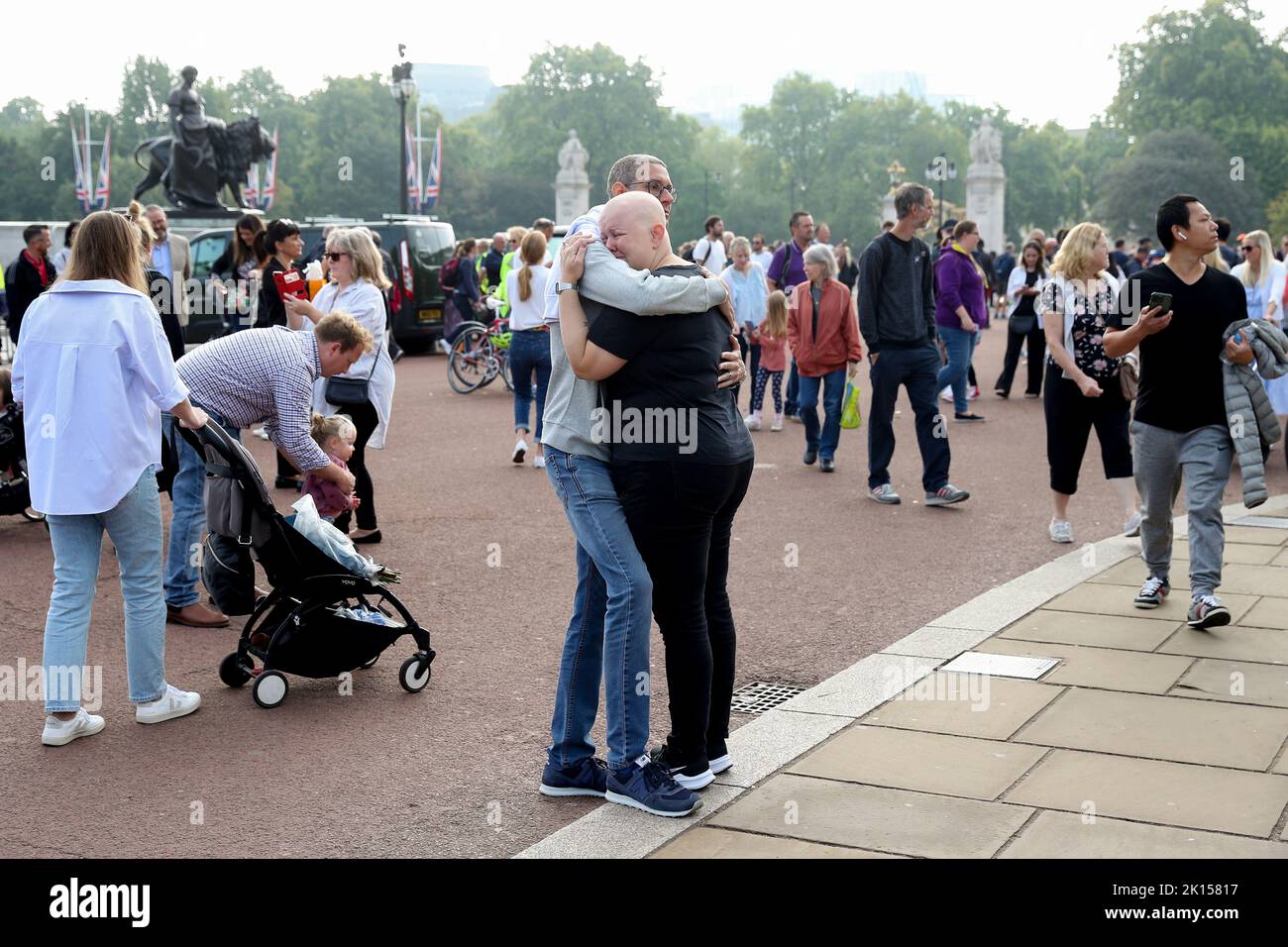 London UK 11th September 2022. Couple outside Buckingham Palace mourn ...