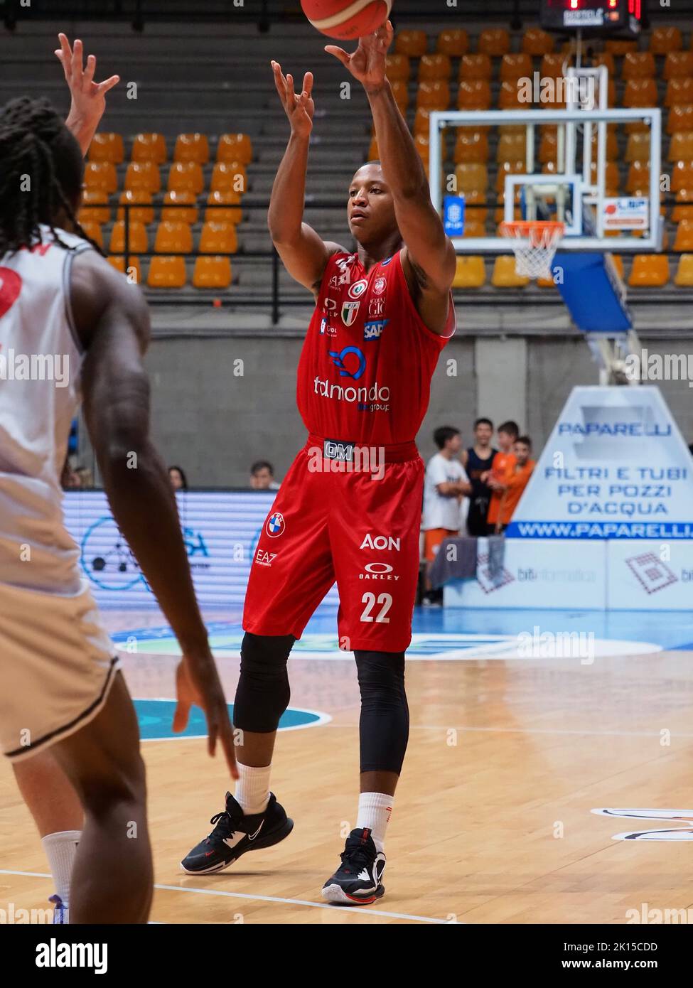 Fitline hi-res stock photography and images - Alamy