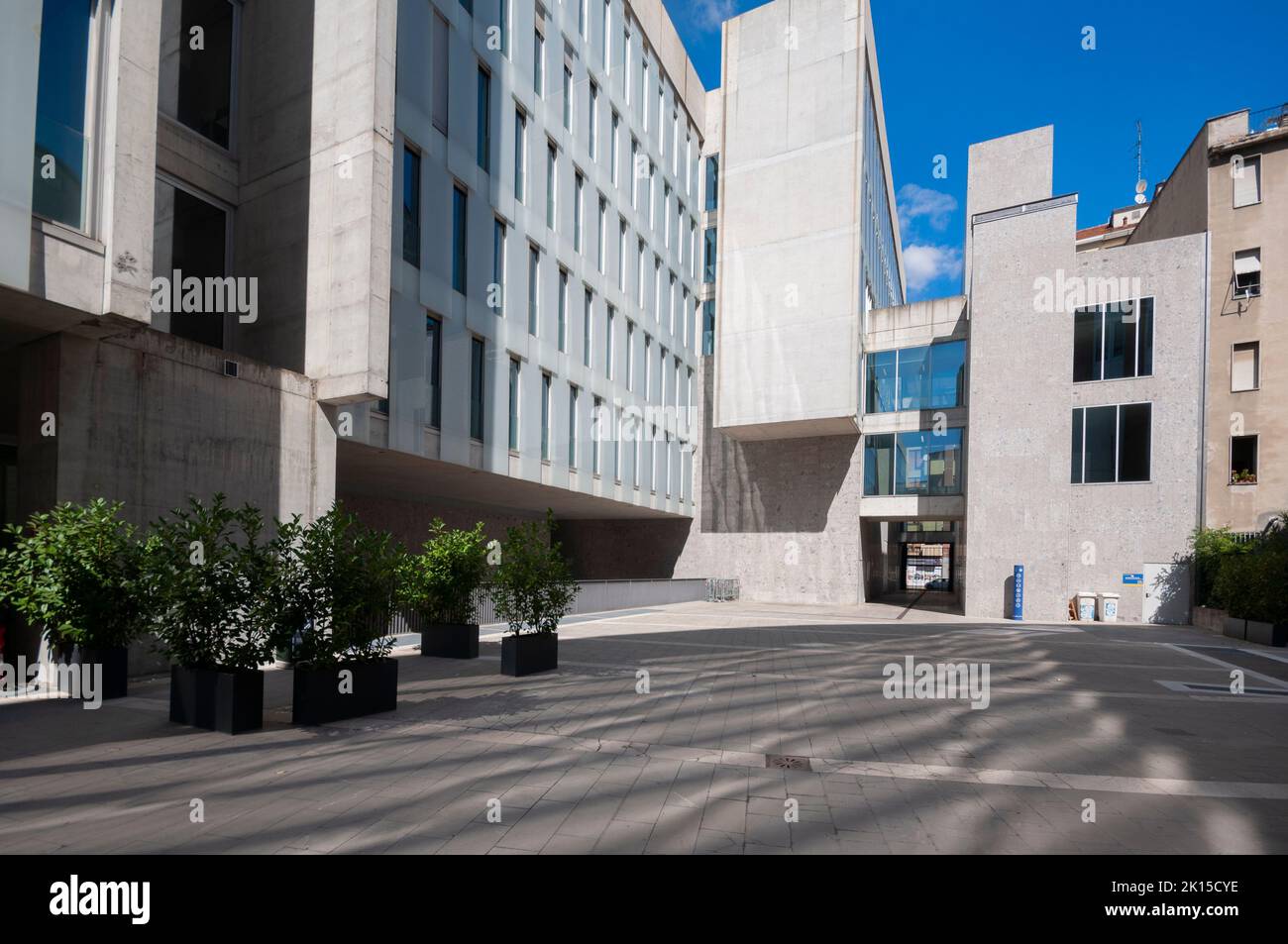Commercial building courtyard hi-res stock photography and images - Alamy