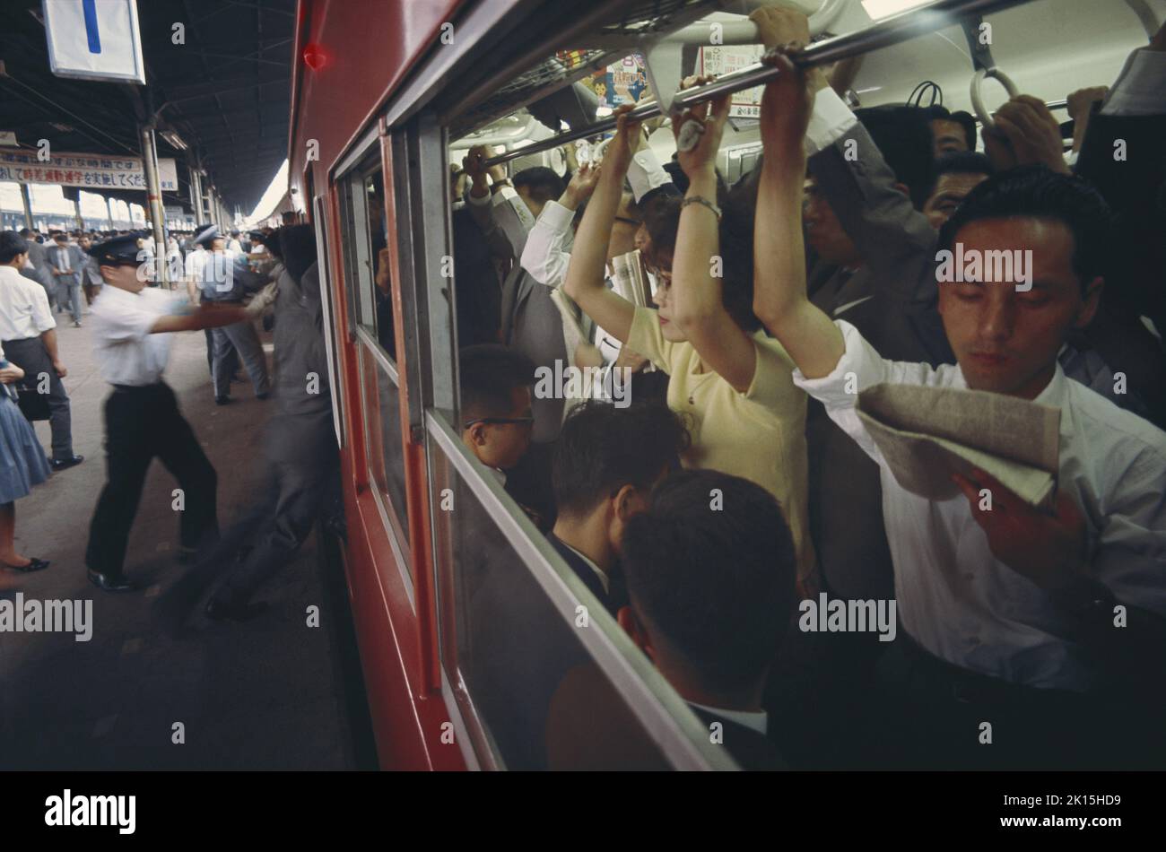 Passengers crowd onto the Tokyo subway during morning rush hour Stock ...