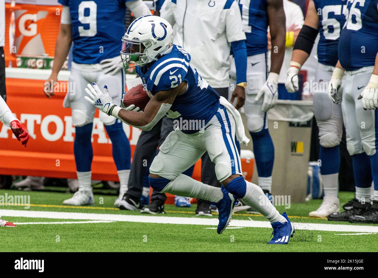 Indianapolis Colts running back Nyheim Hines (21) runs the ball during ...