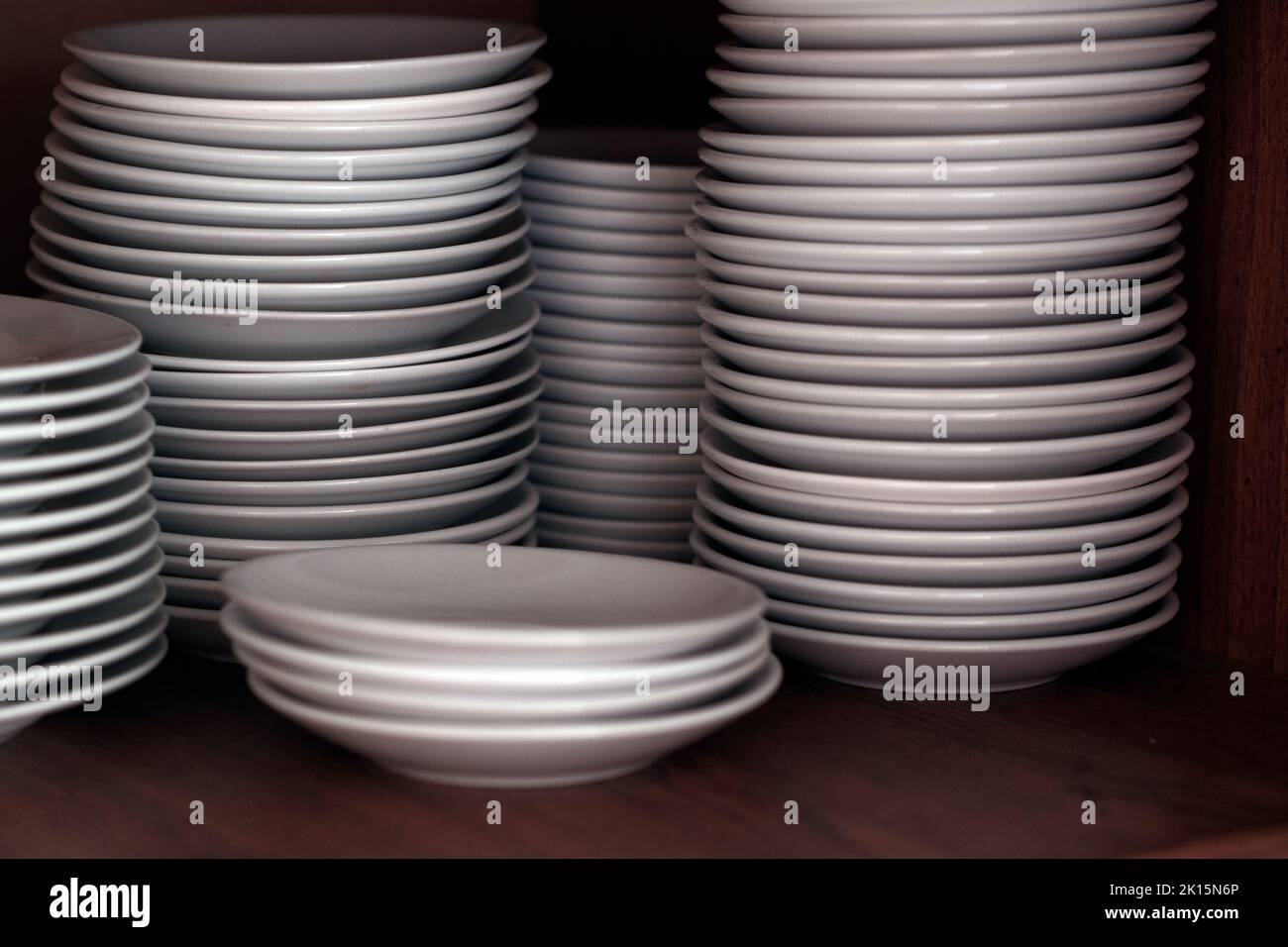 Plates on shelf hi-res stock photography and images - Alamy
