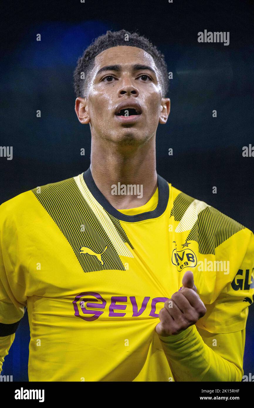 MANCHESTER, ENGLAND - SEPTEMBER 14: Jude Bellingham of Borussia ...