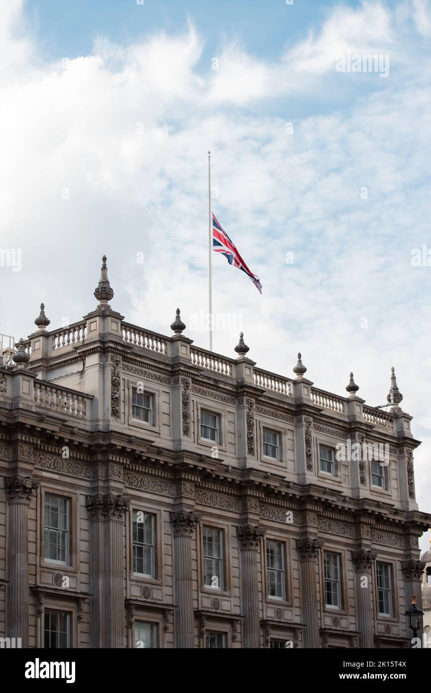Half mast flag queen elizabeth hi-res stock photography and images - Alamy