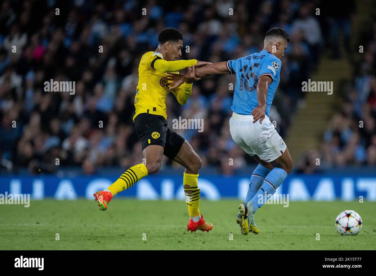 MANCHESTER, ENGLAND - SEPTEMBER 14: Jude Bellingham of Borussia ...