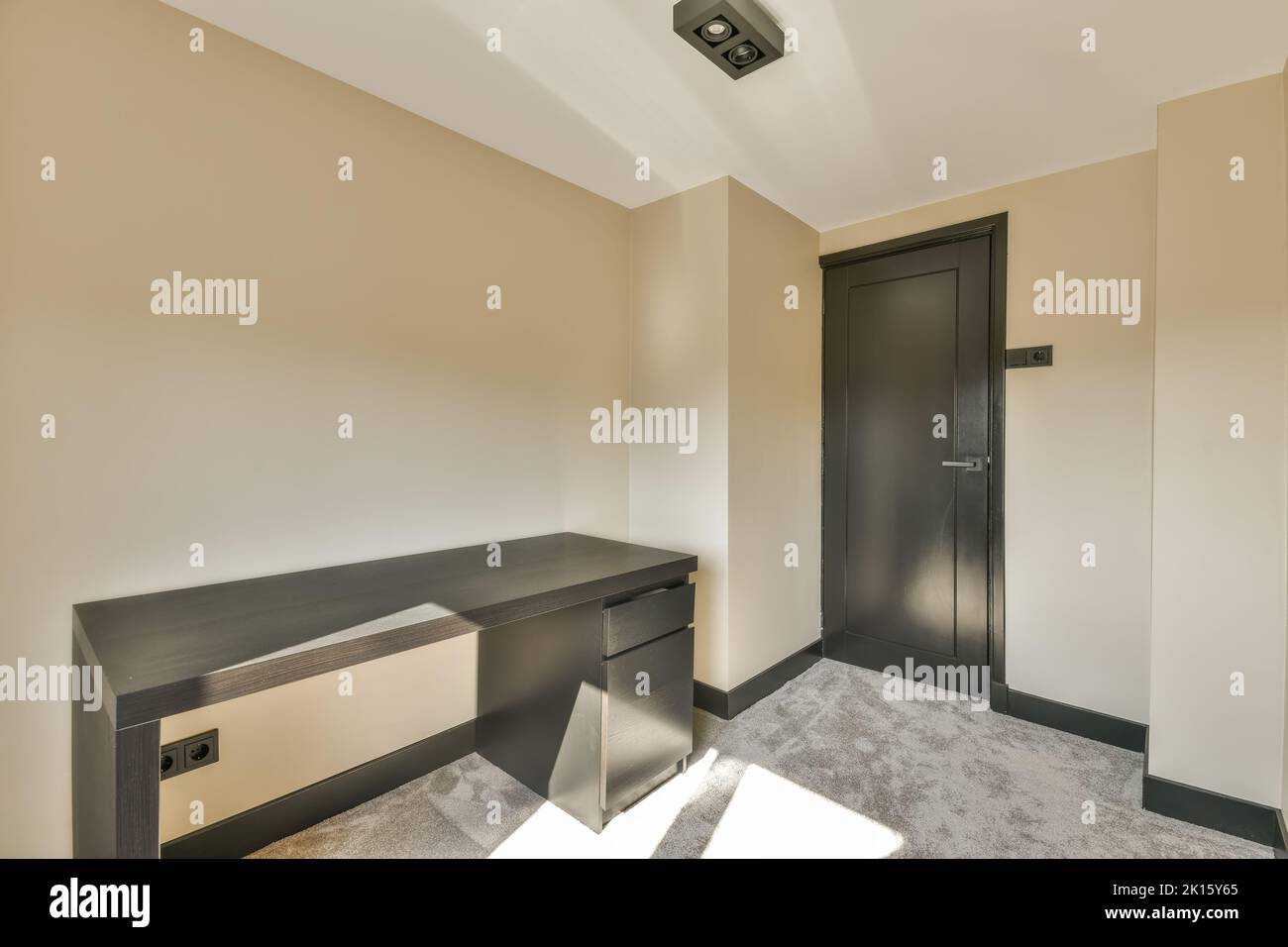 From above room with a desk by a door Stock Photo - Alamy