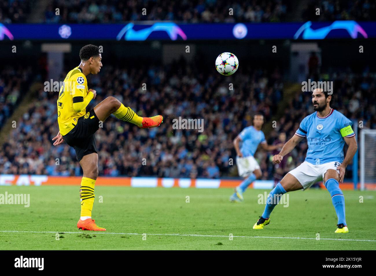 MANCHESTER, ENGLAND - SEPTEMBER 14: Jude Bellingham of Borussia ...