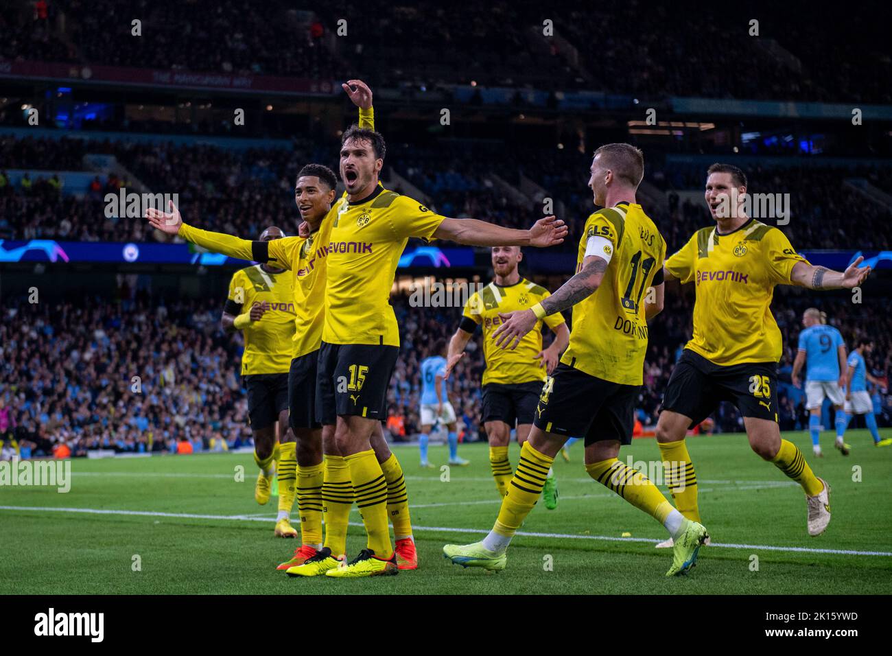 MANCHESTER, ENGLAND - SEPTEMBER 14: Jude Bellingham of Borussia ...