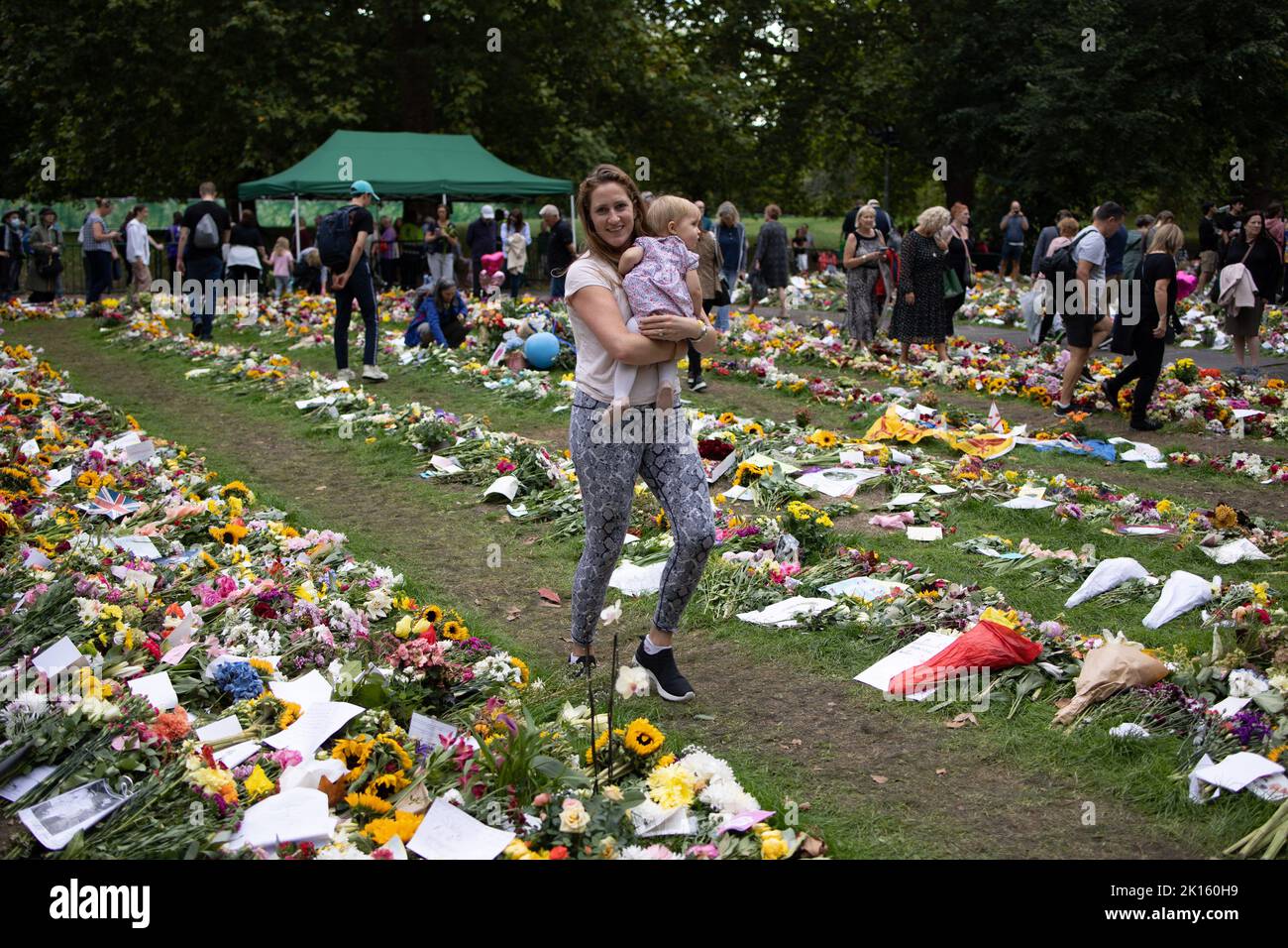 London, UK. 15th Sep, 2022. People look at floral tributes for Britain ...