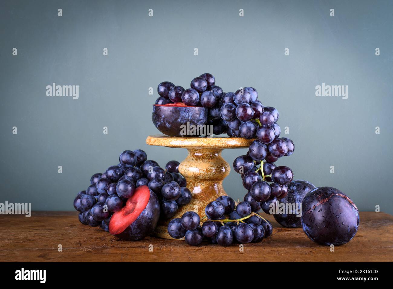 Grapes on the cake stand Stock Photo - Alamy