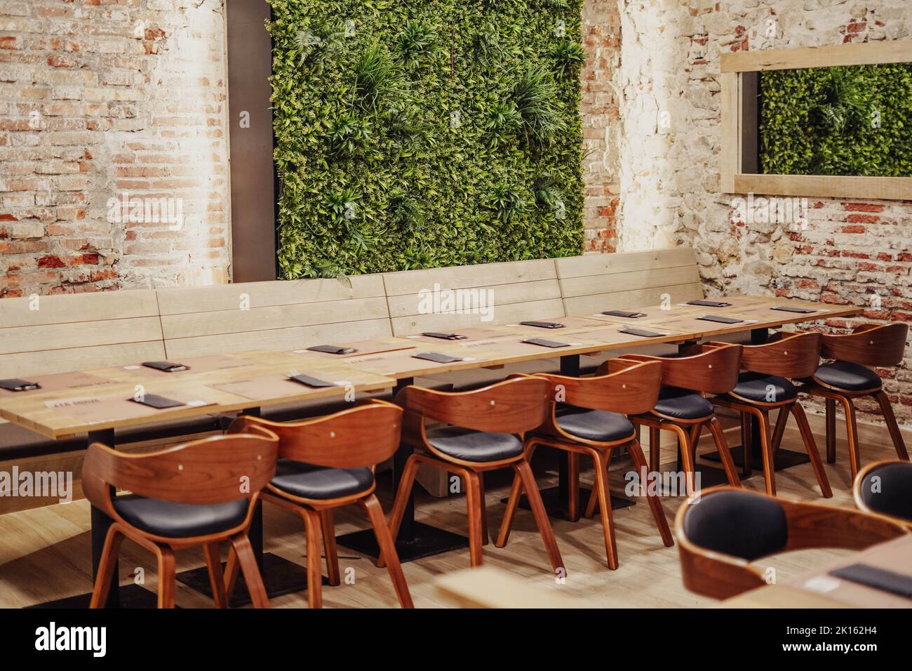 Cafe rustic tableware chairs hi-res stock photography and images - Alamy