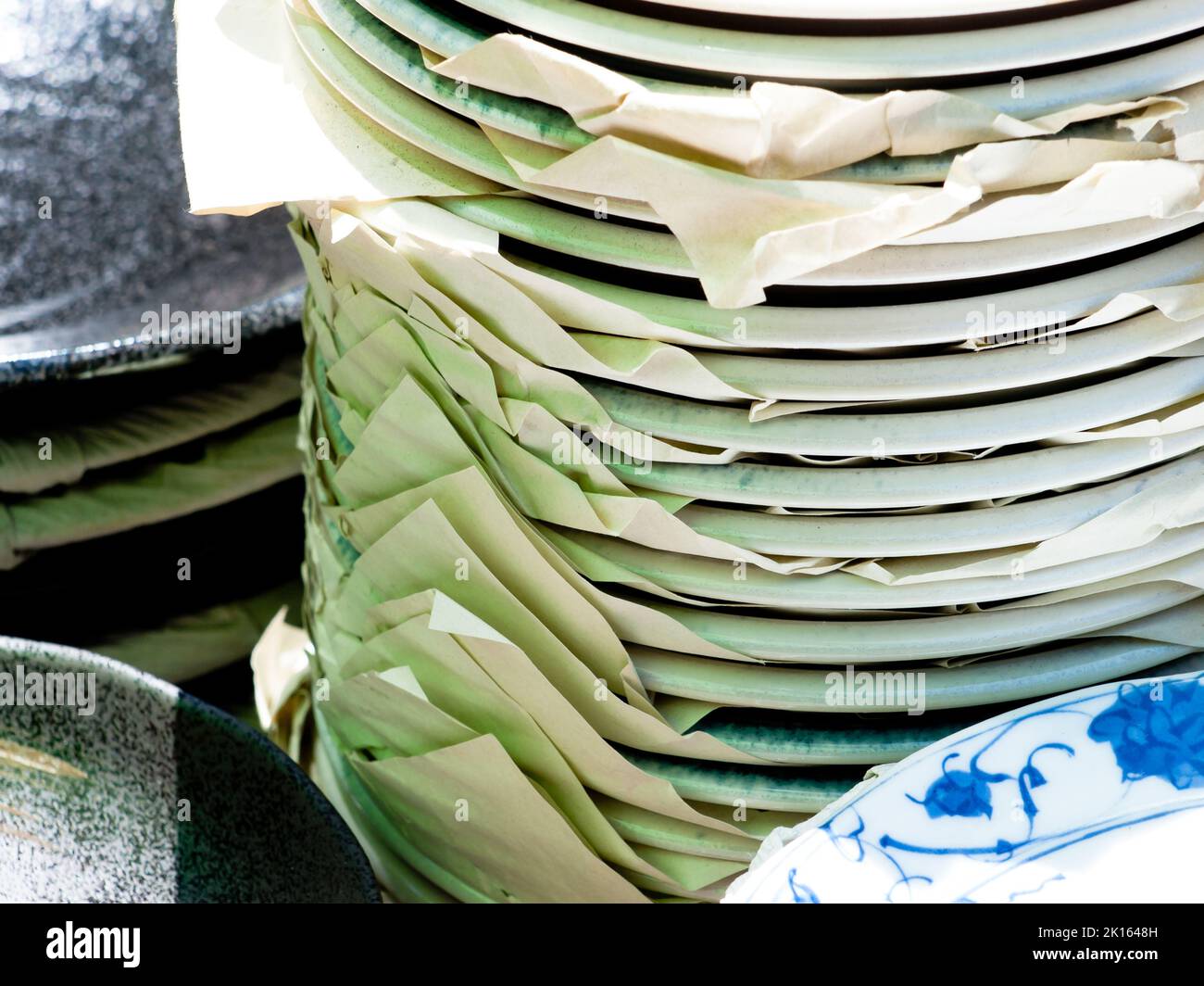 Stack of new plates Stock Photo - Alamy