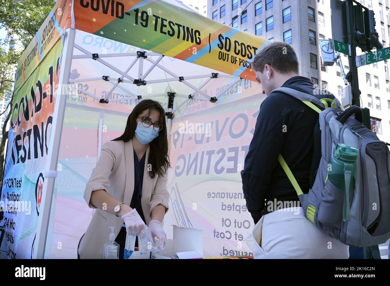 Corner 42nd street 5th hi-res stock photography and images - Alamy