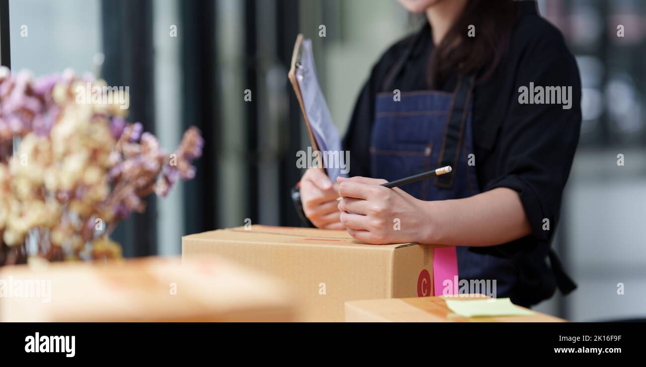 Small Business retail market and online sell marketing delivery, SME e ...